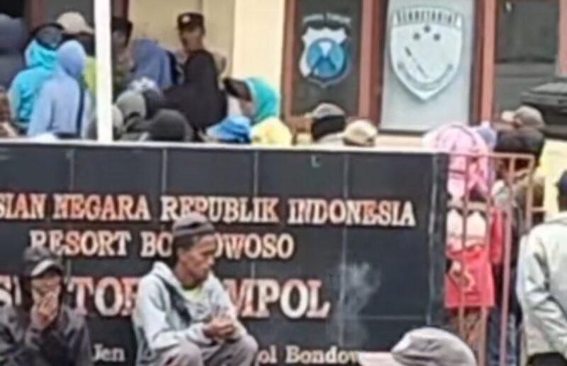 Suasana Memanas di Ijen: Warga Kali Gedang Geruduk Polsek, Sandera ...